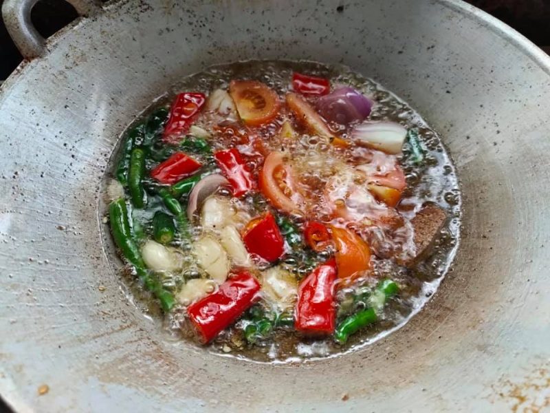 Resepi Ayam Penyet Yang Simple, Sambal Pun Sedap Bukan Main