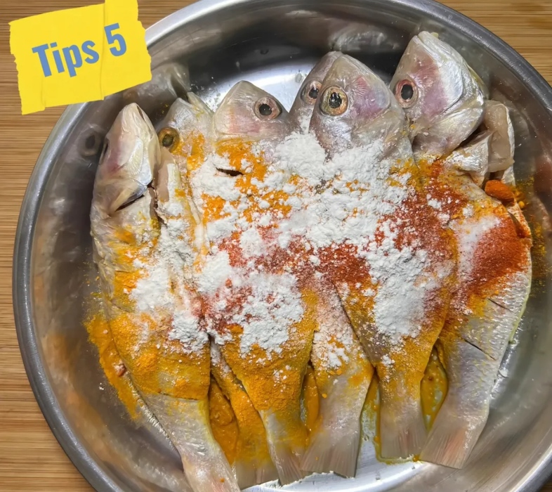 Tips Goreng Ikan Tak Meletup & Melekat, Teknik Ini Serius Menjadi