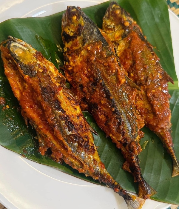 Ikan Cencaru Sumbat Sambal Sedap, Kena Perah Sedikit Limau Nipis