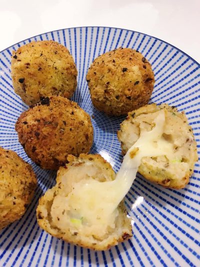 Potato Cheese Balls Rangup Di Luar, Cair Berkeju Di Dalam