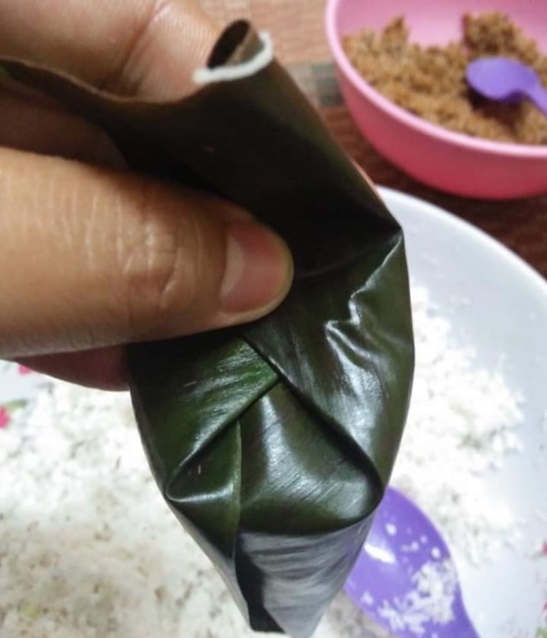 Kuih Abok Abok, Begini Cara Bungkus & Kukus Supaya Lembut & Harum Sentiasa!