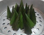Kuih Abok Abok, Begini Cara Bungkus & Kukus Supaya Lembut & Harum!
