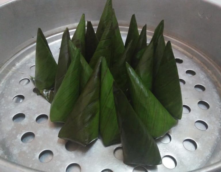 Kuih Abok Abok, Begini Cara Bungkus & Kukus Supaya Lembut & Harum!
