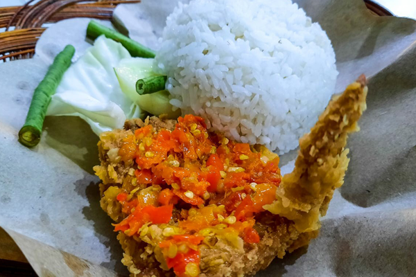 Ayam Gepuk, Geprek Dan Penyet, Ini Bezanya Yang Ramai Keliru