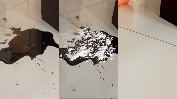 Cara Bersihkan Tumpahan Minyak, Kicap Dan Sos Di Lantai Guna Tepung