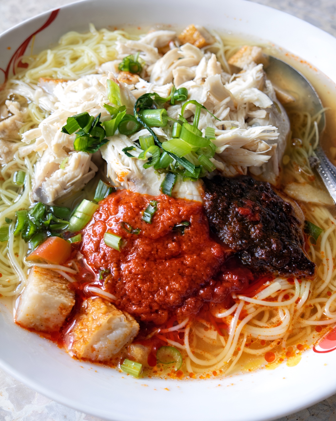 Bihun Sup Ayam Sedap Bersama Sambal Merah & Sambal Kicap Pedas