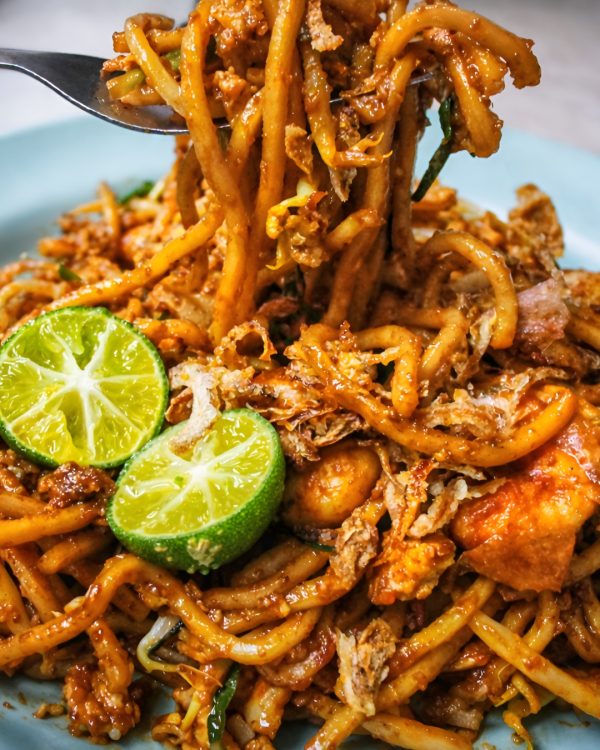 Mee Goreng Mamak Cara ‘Tak Pandai’ Lelaki Ini, Tengok Pun Terus Lapar