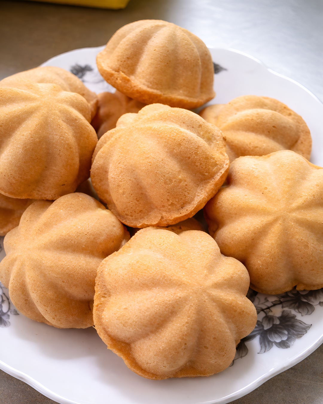 Resepi Kuih Bahulu Gebu Cermai & Ikan, Mudah Dibuat Hanya 5 Bahan