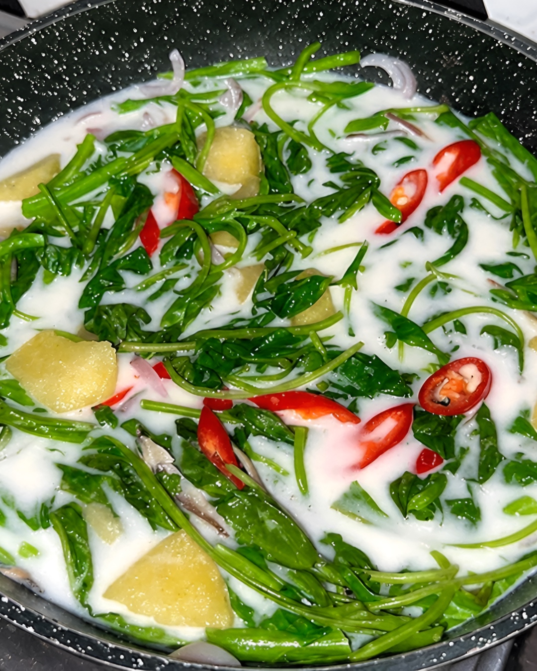 Bayam Masak Lemak Putih Sedap Macam Mak Dulu-Dulu, Wajib Cuba